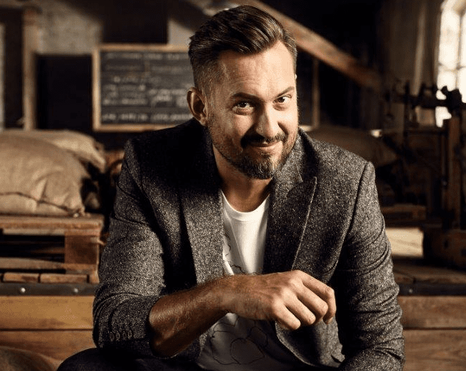 Marcin Prokop é o apresentador do talk show "Com aqueles que se ...